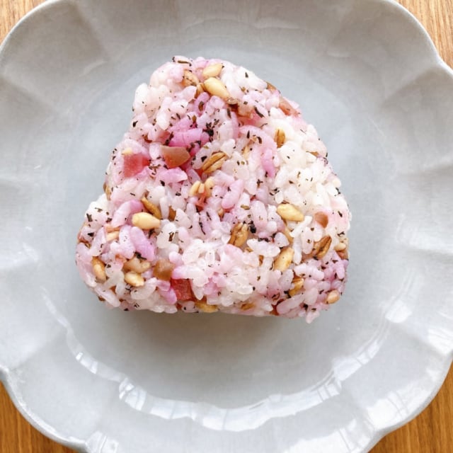 「プチプチ食感がくせになる♡」【ファミマ】新作おにぎりは飽きのこないさわやかな味わい！ – lamire [ラミレ]